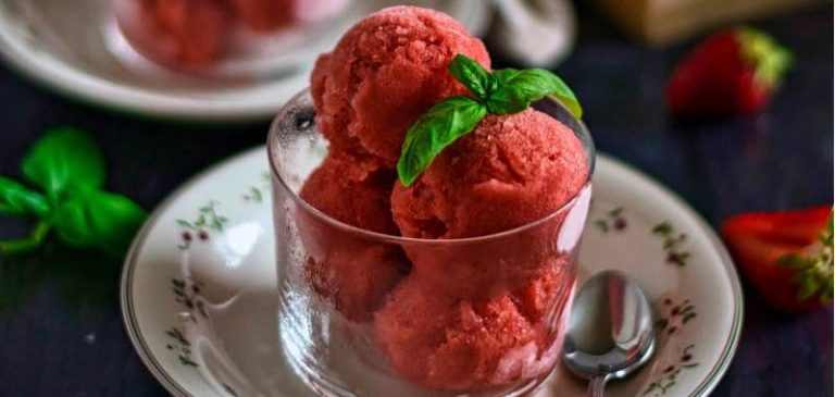 Sorbet ijs van aardbeien en basilicum